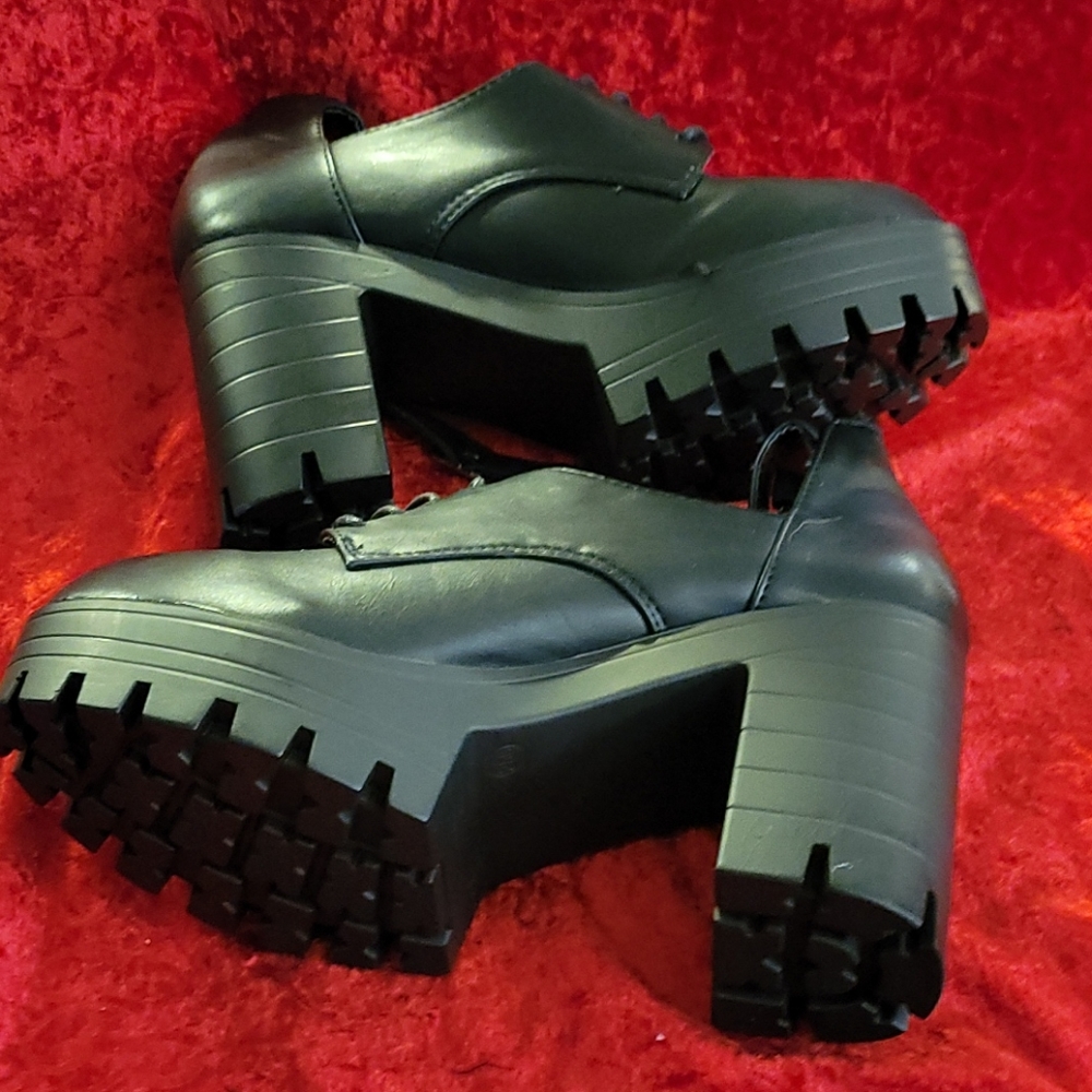 Brand New Y2k Black Platform Heavy Tread Stompers! - Gem